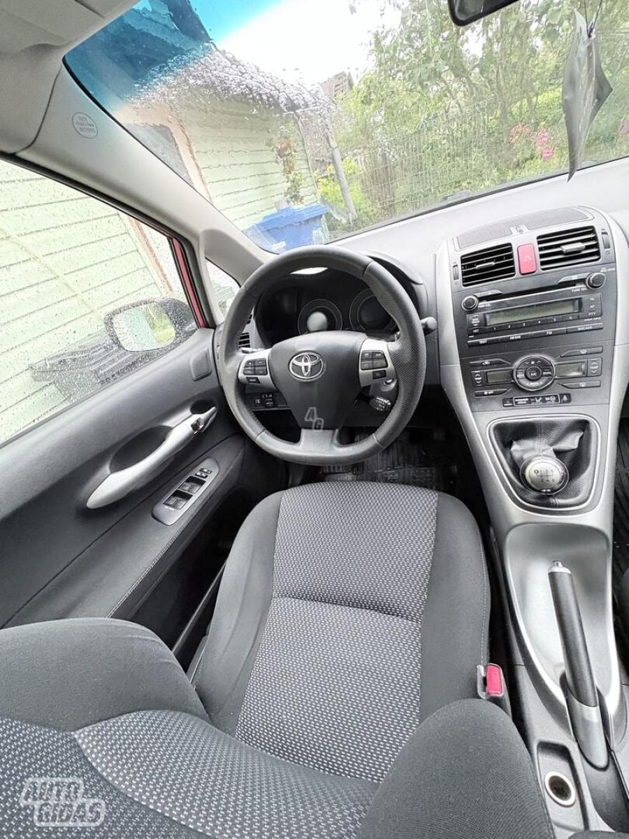 Sarkans Toyota Auris 2010 Kaišiadorys, ar dzinēja tilpumu 1.60 L un nobraukumu 211 tūkst. km par 3500 €, foto 9 vietnē AUTOMOTO.COM.LV