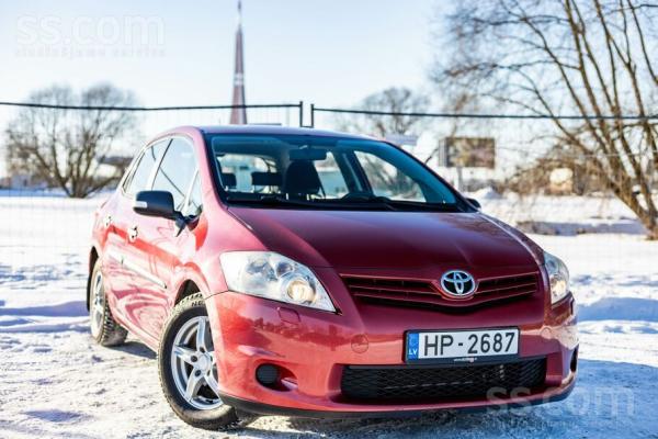 Red Toyota Auris 2011 in Riga, with an engine capacity of 1.30 L and mileage of 231 thousand km for 3990 €, photo 2 on AUTOMOTO.COM.LV