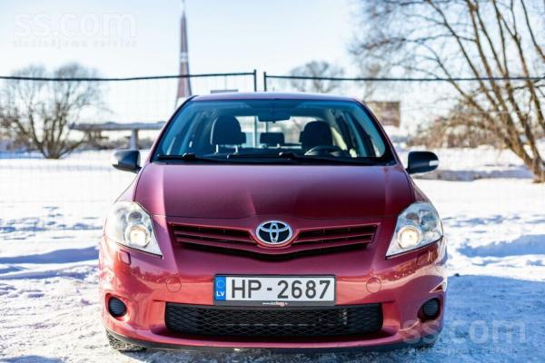 Red Toyota Auris 2011 in Riga, with an engine capacity of 1.30 L and mileage of 231 thousand km for 3990 €, photo 3 on AUTOMOTO.COM.LV