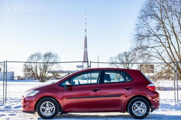 Red Toyota Auris 2011 in Riga, with an engine capacity of 1.30 L and mileage of 231 thousand km for 3990 €, photo 4 on AUTOMOTO.COM.LV