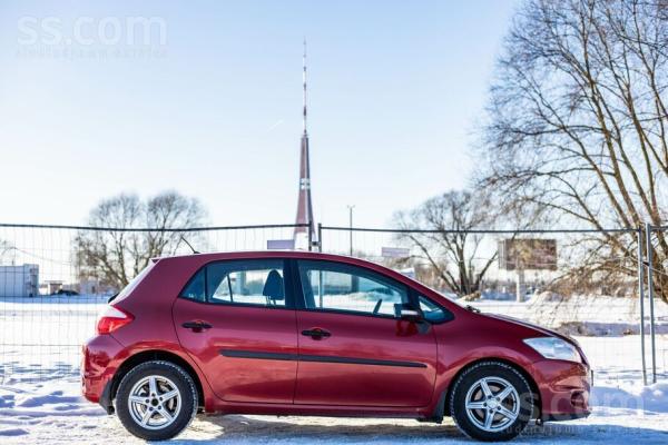 Red Toyota Auris 2011 in Riga, with an engine capacity of 1.30 L and mileage of 231 thousand km for 3990 €, photo 5 on AUTOMOTO.COM.LV