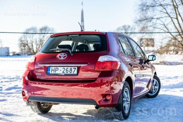 Red Toyota Auris 2011 in Riga, with an engine capacity of 1.30 L and mileage of 231 thousand km for 3990 €, photo 7 on AUTOMOTO.COM.LV