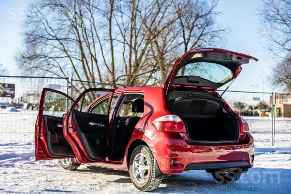 Red Toyota Auris 2011 in Riga, with an engine capacity of 1.30 L and mileage of 231 thousand km for 3990 €, photo 9 on AUTOMOTO.COM.LV