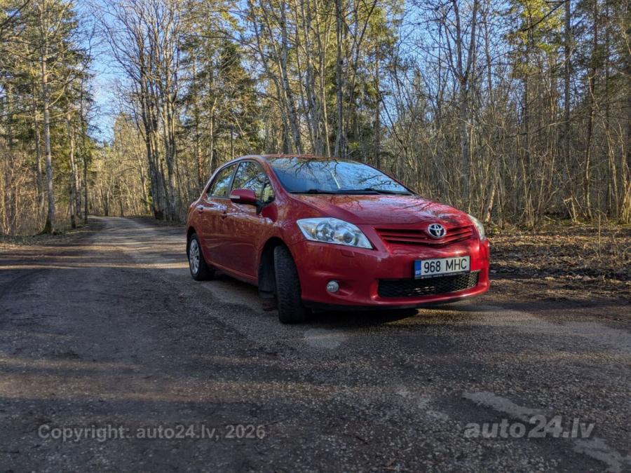 Sarkans Toyota Auris 2011 Tallina, ar dzinēja tilpumu 1.30 L un nobraukumu 163 tūkst. km par 5490 €, foto 1 vietnē AUTOMOTO.COM.LV