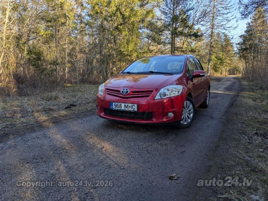 Sarkans Toyota Auris 2011 Tallina, ar dzinēja tilpumu 1.30 L un nobraukumu 163 tūkst. km par 5490 €, foto 2 vietnē AUTOMOTO.COM.LV