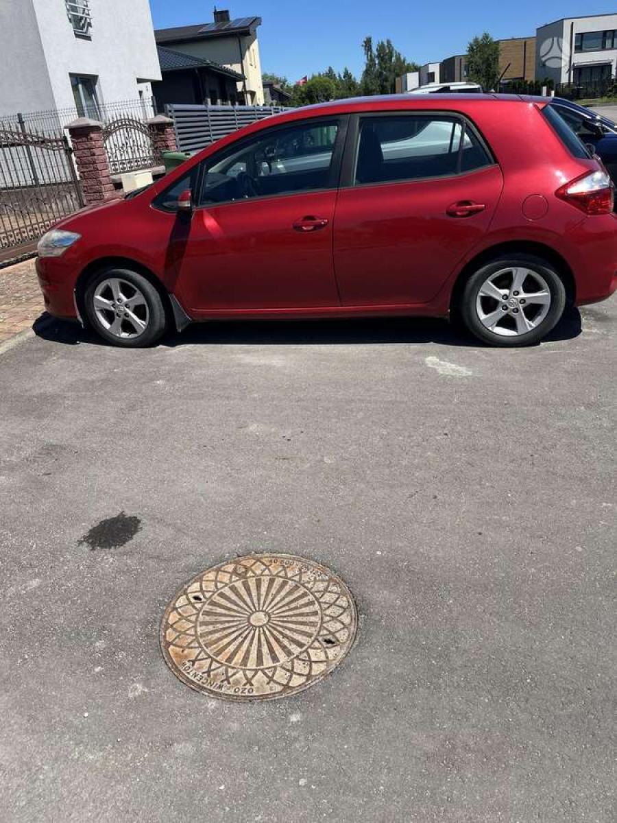 Red Toyota Auris 2011 in Kaunas, with an engine capacity of 1.60 L and mileage of 186 thousand km for 4100 €, photo 7 on AUTOMOTO.COM.LV