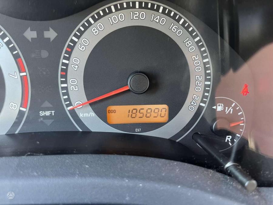 Red Toyota Auris 2011 in Kaunas, with an engine capacity of 1.60 L and mileage of 186 thousand km for 4100 €, photo 9 on AUTOMOTO.COM.LV