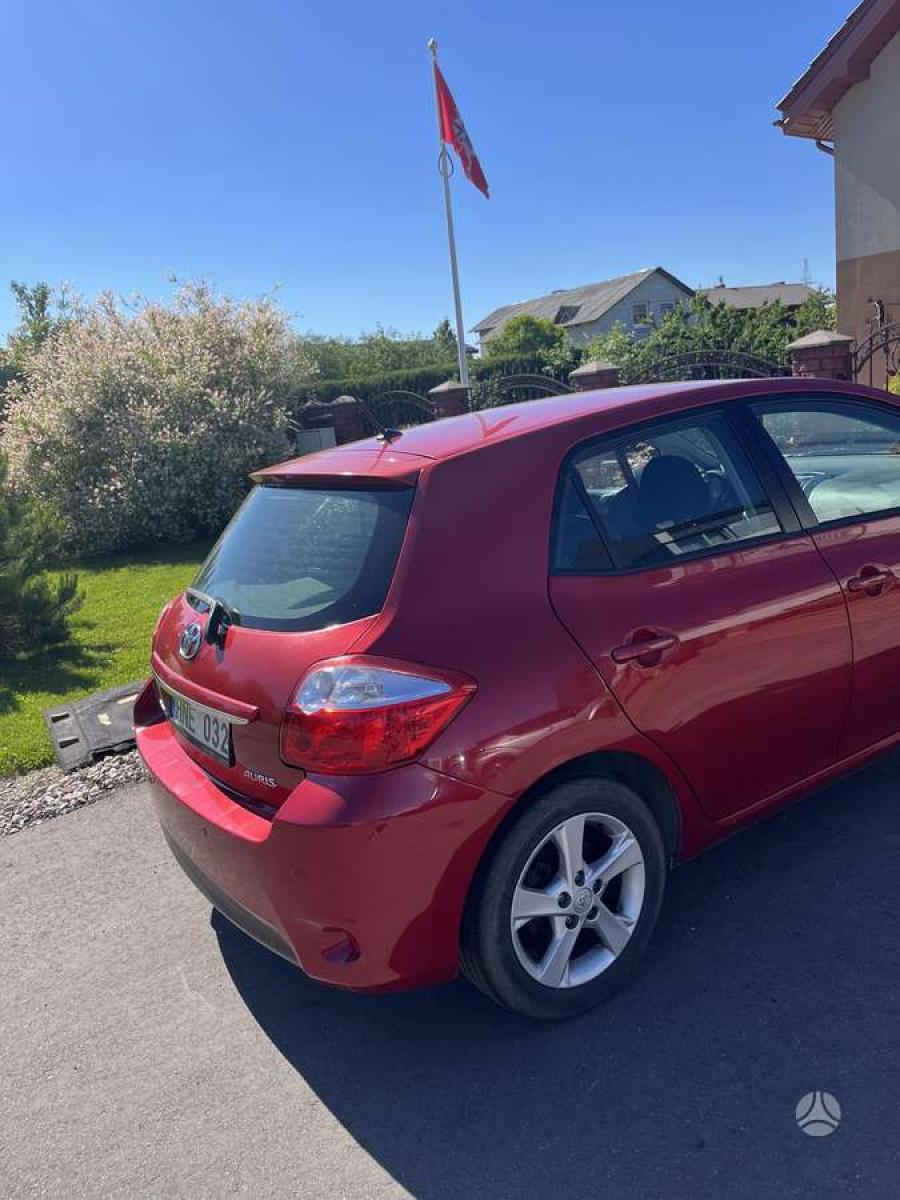 Red Toyota Auris 2011 in Kaunas, with an engine capacity of 1.60 L and mileage of 186 thousand km for 4100 €, photo 11 on AUTOMOTO.COM.LV