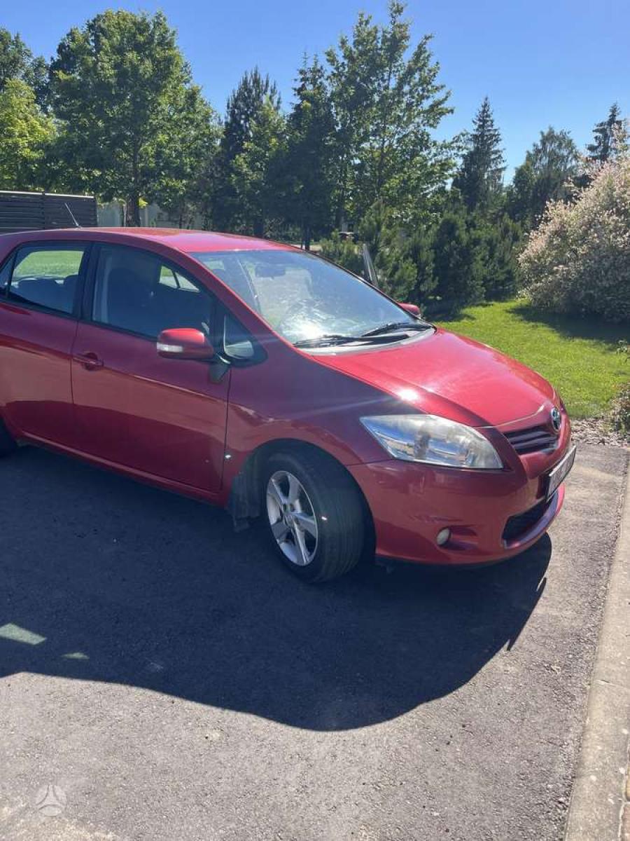Red Toyota Auris 2011 in Kaunas, with an engine capacity of 1.60 L and mileage of 186 thousand km for 4100 €, photo 12 on AUTOMOTO.COM.LV