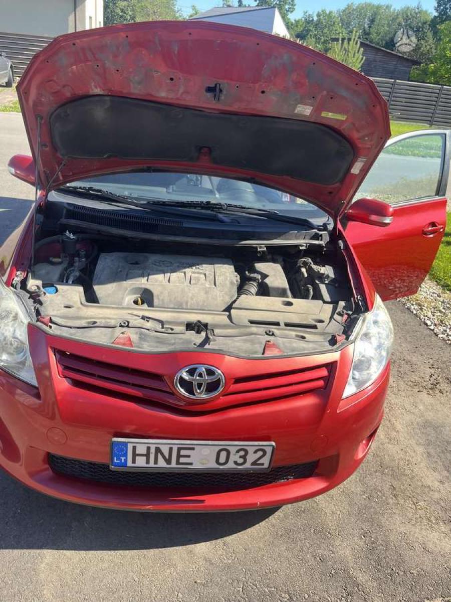 Red Toyota Auris 2011 in Kaunas, with an engine capacity of 1.60 L and mileage of 186 thousand km for 4100 €, photo 14 on AUTOMOTO.COM.LV