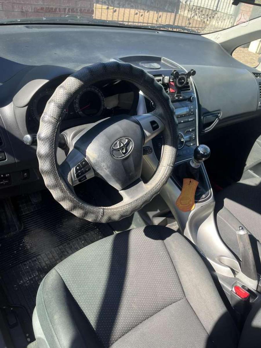 Red Toyota Auris 2011 in Kaunas, with an engine capacity of 1.60 L and mileage of 186 thousand km for 4100 €, photo 15 on AUTOMOTO.COM.LV