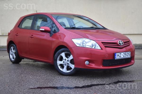 Red Toyota Auris 2011 in Talsi, with an engine capacity of 1.60 L and mileage of 163 thousand km for 3200 €, photo 1 on AUTOMOTO.COM.LV