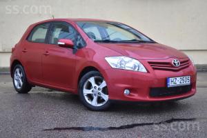 Sarkans Toyota Auris 2011 Talsi, ar dzinēja tilpumu 1.60 L un nobraukumu 163 tūkst. km par 3200 €, foto  vietnē AUTOMOTO.COM.LV