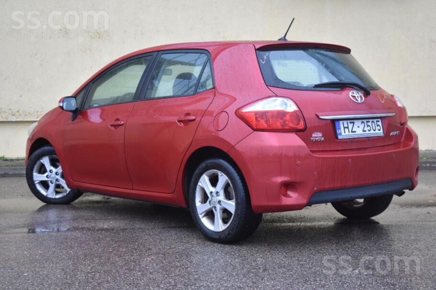 Red Toyota Auris 2011 in Talsi, with an engine capacity of 1.60 L and mileage of 163 thousand km for 3200 €, photo 3 on AUTOMOTO.COM.LV