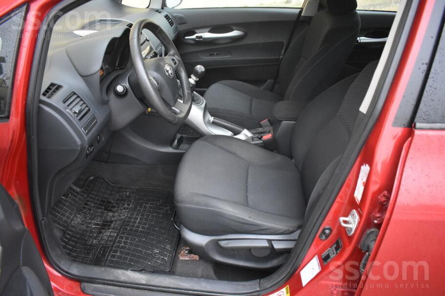 Red Toyota Auris 2011 in Talsi, with an engine capacity of 1.60 L and mileage of 163 thousand km for 3200 €, photo 7 on AUTOMOTO.COM.LV