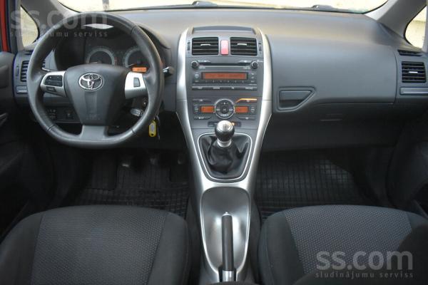 Red Toyota Auris 2011 in Talsi, with an engine capacity of 1.60 L and mileage of 163 thousand km for 3200 €, photo 8 on AUTOMOTO.COM.LV