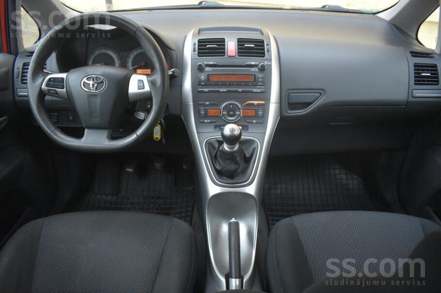 Red Toyota Auris 2011 in Talsi, with an engine capacity of 1.60 L and mileage of 163 thousand km for 3200 €, photo 8 on AUTOMOTO.COM.LV