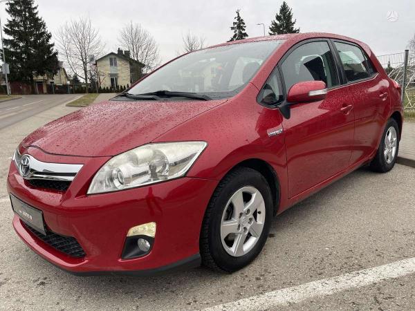 Red Toyota Auris 2012 in Vilnius, with an engine capacity of 1.80 L and mileage of 228 thousand km for 6680 €, photo 3 on AUTOMOTO.COM.LV