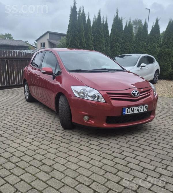 Sarkans Toyota Auris 2012 Ogre, ar dzinēja tilpumu 1.60 L un nobraukumu 254 tūkst. km par 3000 €, foto 3 vietnē AUTOMOTO.COM.LV