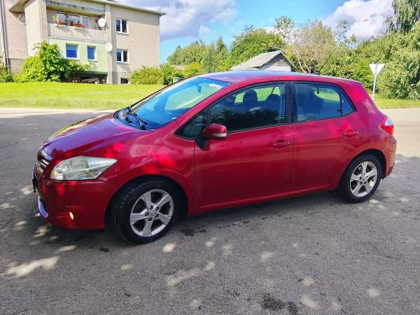Toyota Auris 2012 in Silale on AUTOMOTO.COM.LV Red Toyota Auris 2012 in Silale, with an engine capacity of 2.00 L and mileage of 250 thousand km for 3500 €, photo 1 on AUTOMOTO.COM.LV