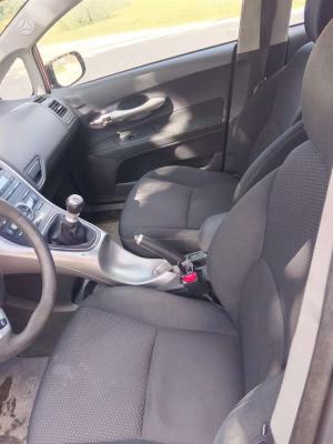 Red Toyota Auris 2012 in Silale, with an engine capacity of 2.00 L and mileage of 250 thousand km for 3500 €, photo 11 on AUTOMOTO.COM.LV