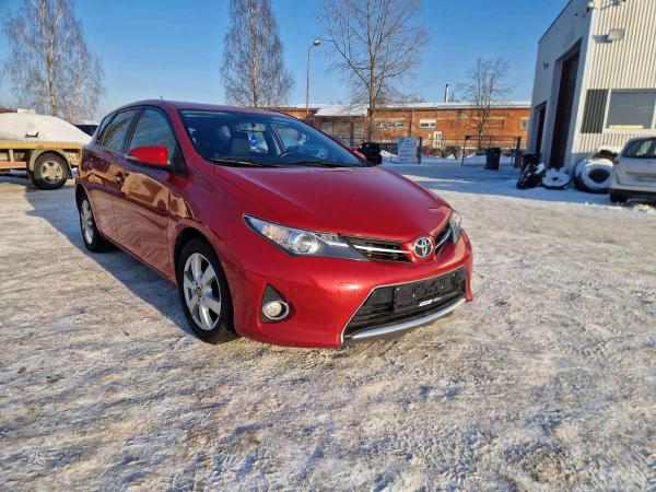 Sarkans Toyota Auris 2013 Ukmergė, ar dzinēja tilpumu 2.00 L un nobraukumu 270 tūkst. km par 4750 €, foto 2 vietnē AUTOMOTO.COM.LV