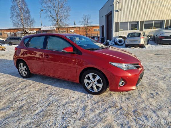 Sarkans Toyota Auris 2013 Ukmergė, ar dzinēja tilpumu 2.00 L un nobraukumu 270 tūkst. km par 4750 €, foto 3 vietnē AUTOMOTO.COM.LV