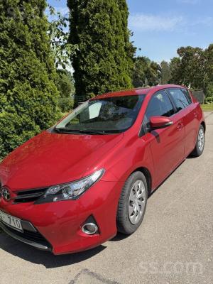 Red Toyota Auris 2013 in Bauska, with an engine capacity of 1.40 L and mileage of 395 thousand km for 3900 €, photo  on AUTOMOTO.COM.LV
