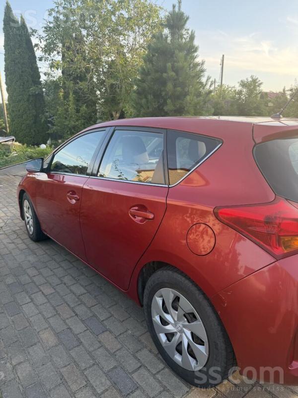 Sarkans Toyota Auris 2013 Bauska, ar dzinēja tilpumu 1.40 L un nobraukumu 395 tūkst. km par 3900 €, foto 5 vietnē AUTOMOTO.COM.LV