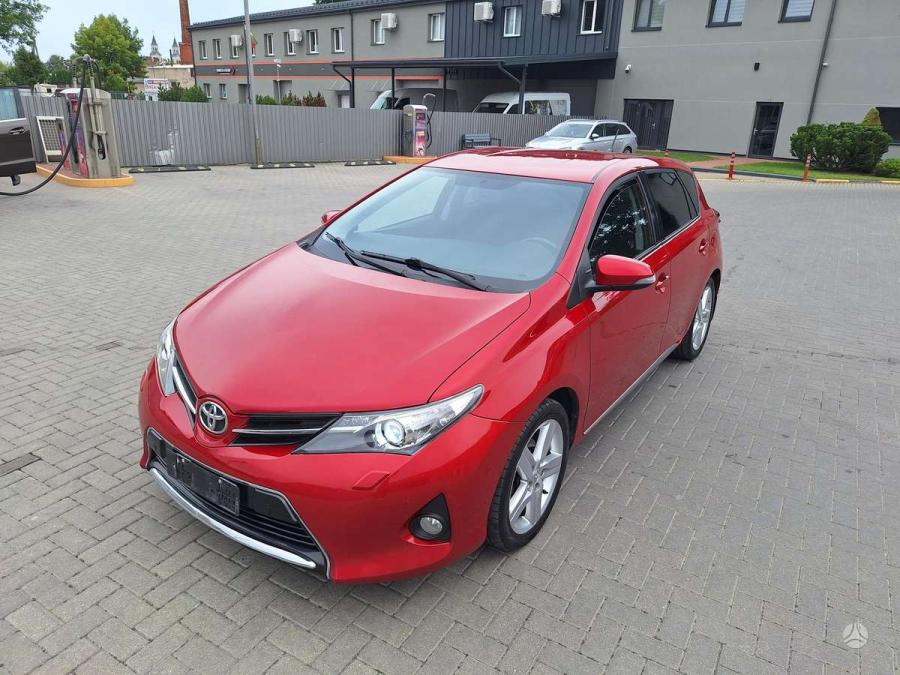 Sarkans Toyota Auris 2013 Vilkaviškis, ar dzinēja tilpumu 1.60 L un nobraukumu 210 tūkst. km par 7200 €, foto 1 vietnē AUTOMOTO.COM.LV