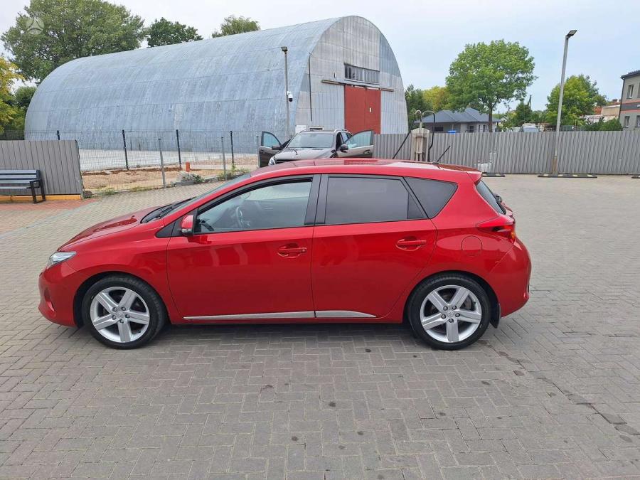 Sarkans Toyota Auris 2013 Vilkaviškis, ar dzinēja tilpumu 1.60 L un nobraukumu 210 tūkst. km par 7200 €, foto 3 vietnē AUTOMOTO.COM.LV