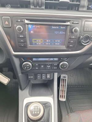 Sarkans Toyota Auris 2013 Vilkaviškis, ar dzinēja tilpumu 1.60 L un nobraukumu 210 tūkst. km par 7200 €, foto 14 vietnē AUTOMOTO.COM.LV