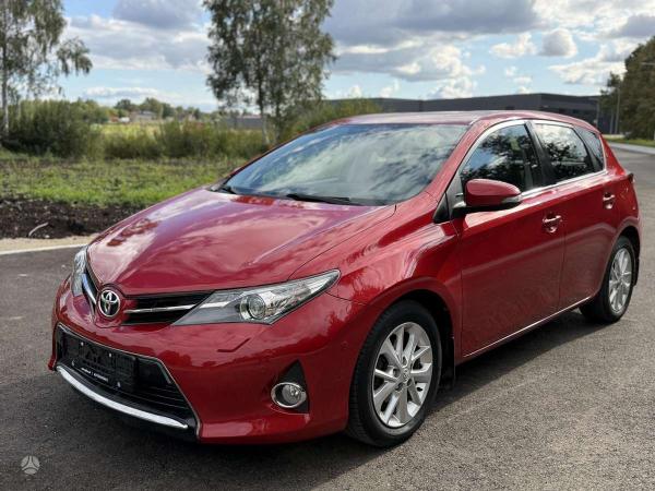 Red Toyota Auris 2013 in Siauliai, with an engine capacity of 1.60 L and mileage of 193 thousand km for 7800 €, photo 1 on AUTOMOTO.COM.LV