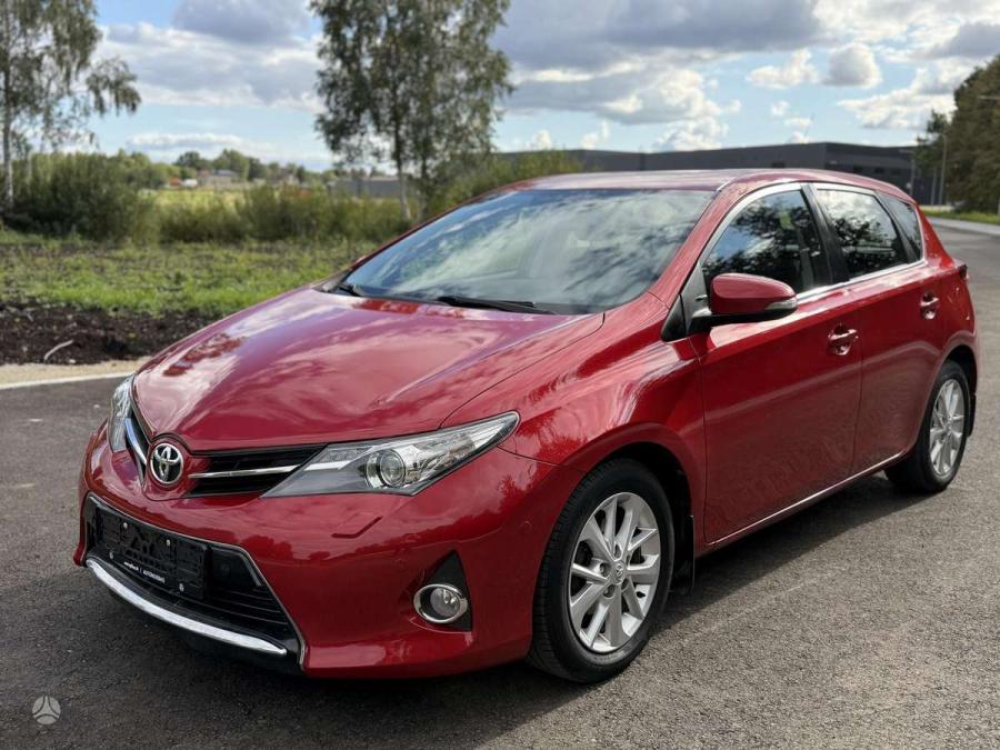 Red Toyota Auris 2013 in Siauliai, with an engine capacity of 1.60 L and mileage of 193 thousand km for 7800 €, photo 1 on AUTOMOTO.COM.LV