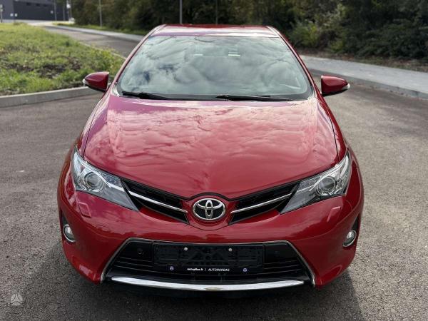 Red Toyota Auris 2013 in Siauliai, with an engine capacity of 1.60 L and mileage of 193 thousand km for 7800 €, photo 3 on AUTOMOTO.COM.LV