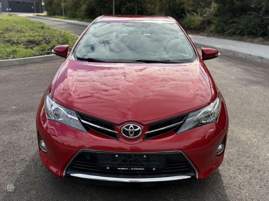 Red Toyota Auris 2013 in Siauliai, with an engine capacity of 1.60 L and mileage of 193 thousand km for 7800 €, photo 3 on AUTOMOTO.COM.LV