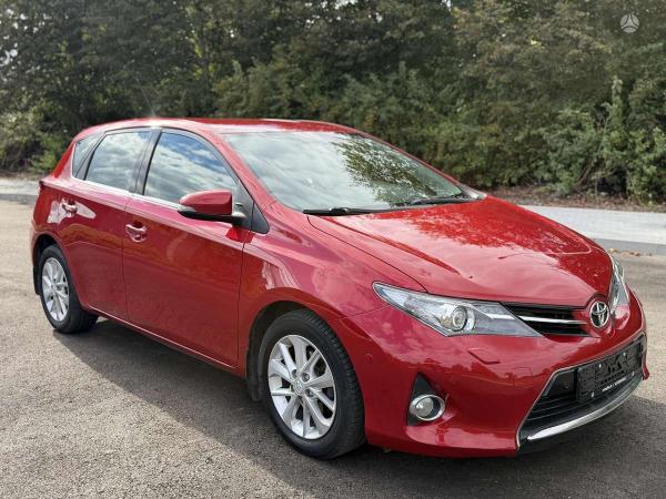 Red Toyota Auris 2013 in Siauliai, with an engine capacity of 1.60 L and mileage of 193 thousand km for 7800 €, photo 4 on AUTOMOTO.COM.LV