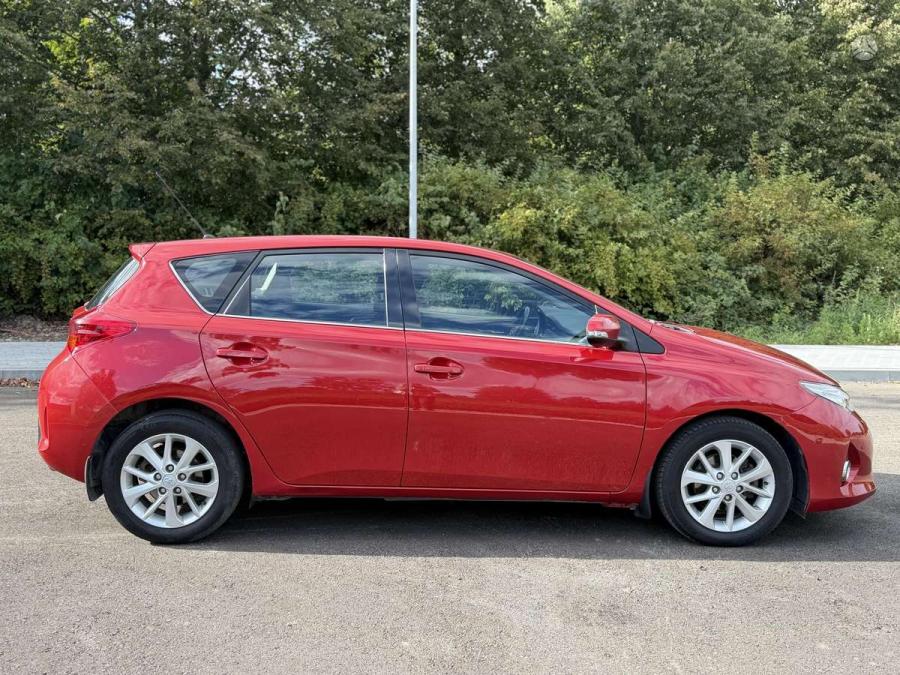 Red Toyota Auris 2013 in Siauliai, with an engine capacity of 1.60 L and mileage of 193 thousand km for 7800 €, photo 5 on AUTOMOTO.COM.LV