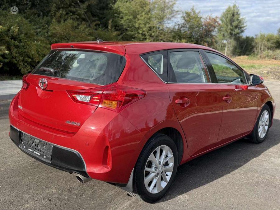 Red Toyota Auris 2013 in Siauliai, with an engine capacity of 1.60 L and mileage of 193 thousand km for 7800 €, photo 6 on AUTOMOTO.COM.LV