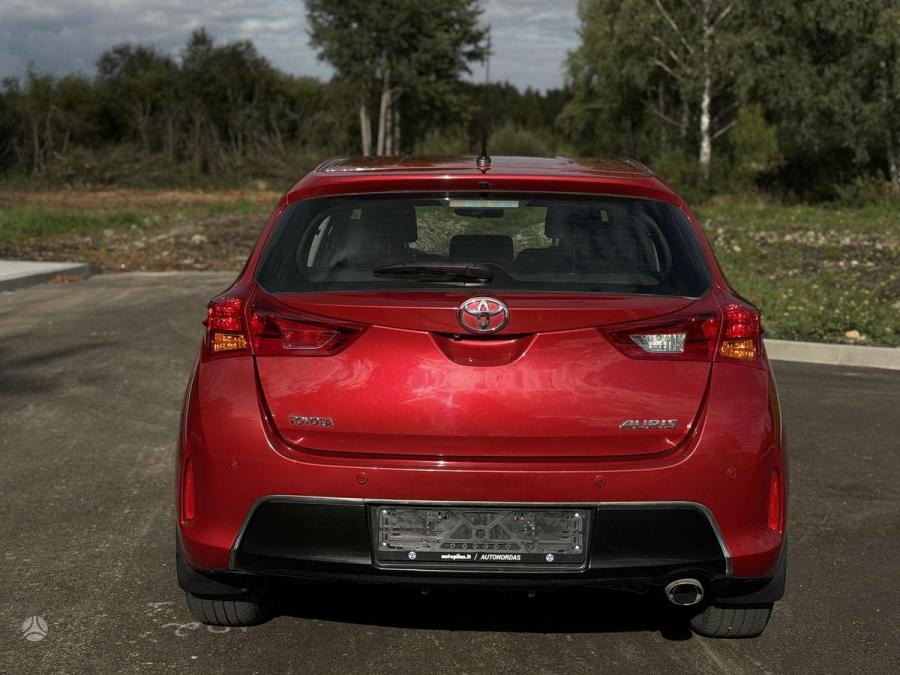 Red Toyota Auris 2013 in Siauliai, with an engine capacity of 1.60 L and mileage of 193 thousand km for 7800 €, photo 7 on AUTOMOTO.COM.LV