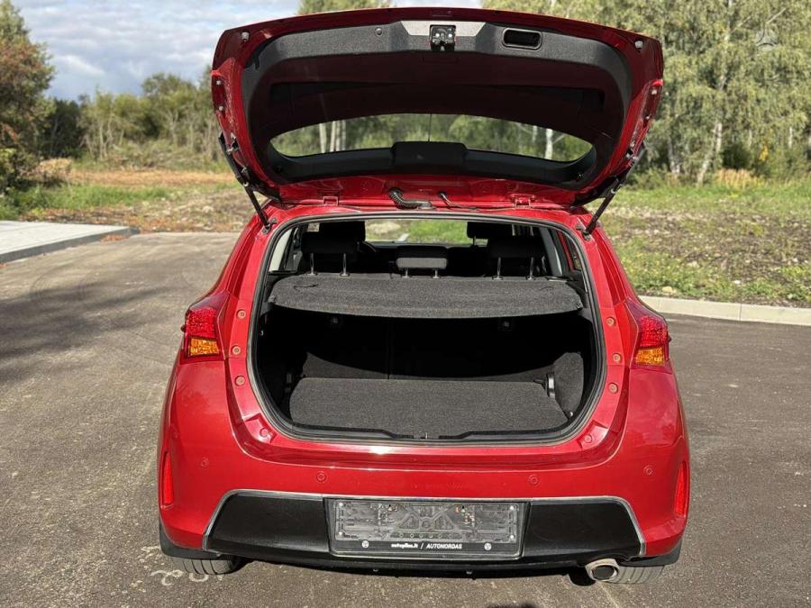 Red Toyota Auris 2013 in Siauliai, with an engine capacity of 1.60 L and mileage of 193 thousand km for 7800 €, photo 8 on AUTOMOTO.COM.LV