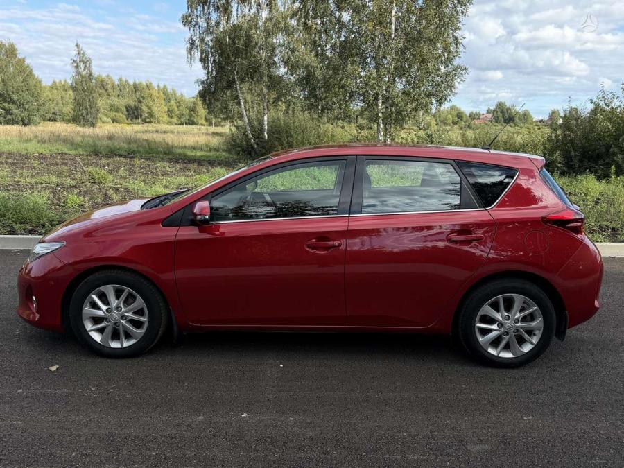 Red Toyota Auris 2013 in Siauliai, with an engine capacity of 1.60 L and mileage of 193 thousand km for 7800 €, photo 10 on AUTOMOTO.COM.LV