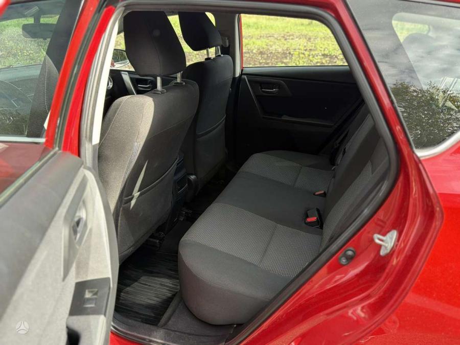 Red Toyota Auris 2013 in Siauliai, with an engine capacity of 1.60 L and mileage of 193 thousand km for 7800 €, photo 12 on AUTOMOTO.COM.LV
