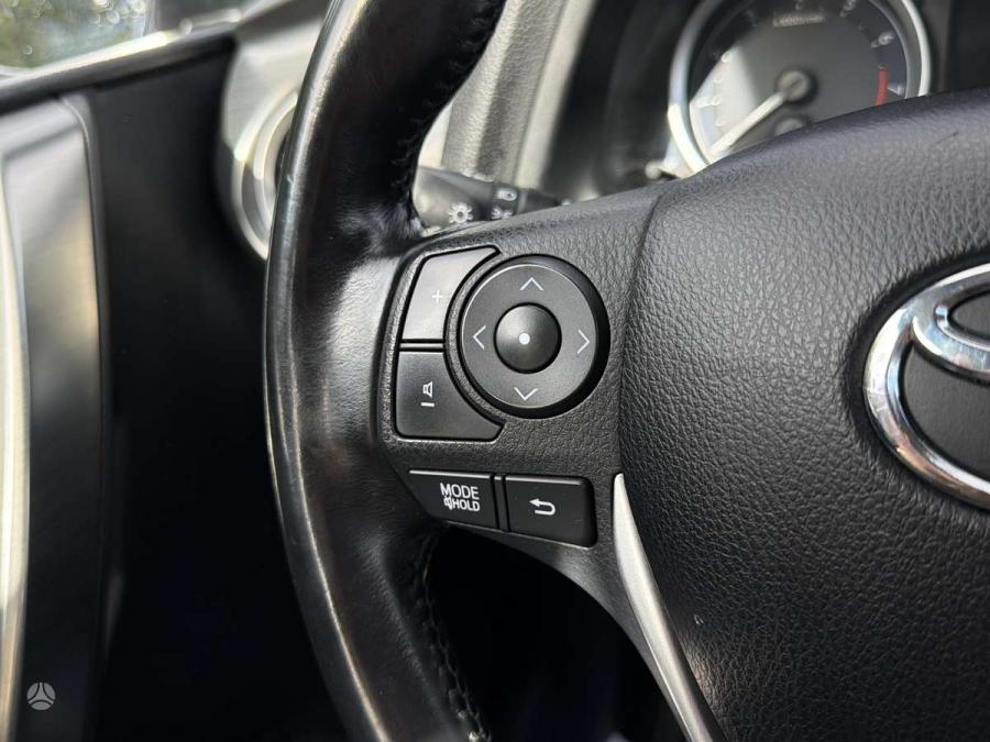Red Toyota Auris 2013 in Siauliai, with an engine capacity of 1.60 L and mileage of 193 thousand km for 7800 €, photo 20 on AUTOMOTO.COM.LV