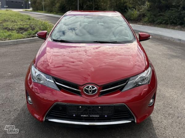 Sarkans Toyota Auris 2013 Šauļi, ar dzinēja tilpumu 1.60 L un nobraukumu 193 tūkst. km par 7700 €, foto 3 vietnē AUTOMOTO.COM.LV