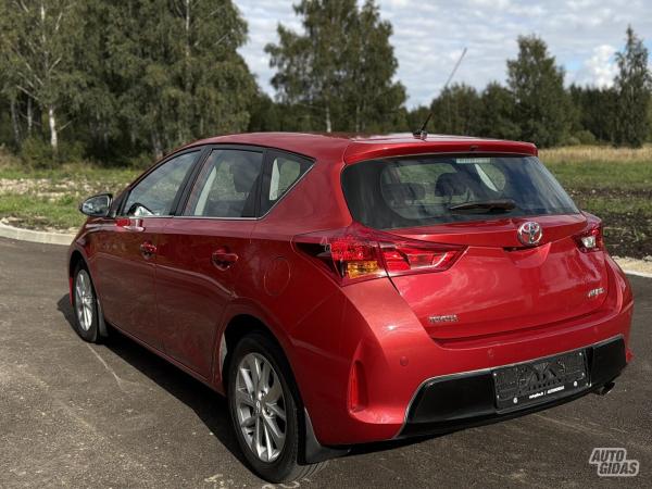 Sarkans Toyota Auris 2013 Šauļi, ar dzinēja tilpumu 1.60 L un nobraukumu 193 tūkst. km par 7700 €, foto 9 vietnē AUTOMOTO.COM.LV