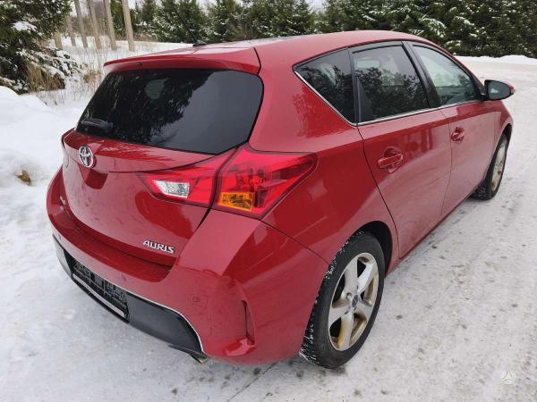 Sarkans Toyota Auris 2014 Utena, ar dzinēja tilpumu 1.60 L un nobraukumu 124 tūkst. km par 4900 €, foto 4 vietnē AUTOMOTO.COM.LV