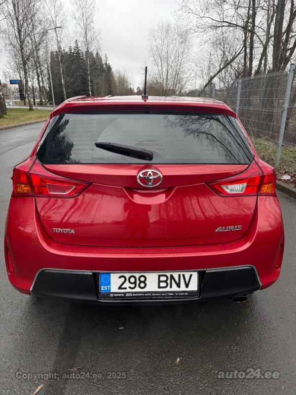 Sarkans Toyota Auris 2015 Tallina, ar dzinēja tilpumu 1.60 L un nobraukumu 169 tūkst. km par 8000 €, foto 10 vietnē AUTOMOTO.COM.LV