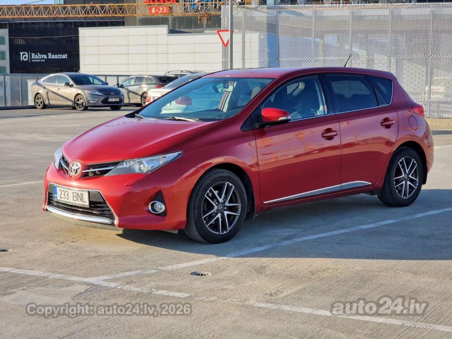 Sarkans Toyota Auris 2015 Tallina, ar dzinēja tilpumu 1.60 L un nobraukumu 154 tūkst. km par 9500 €, foto 1 vietnē AUTOMOTO.COM.LV