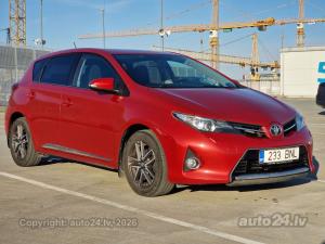 Sarkans Toyota Auris 2015 Tallina, ar dzinēja tilpumu 1.60 L un nobraukumu 154 tūkst. km par 9500 €, foto 2 vietnē AUTOMOTO.COM.LV